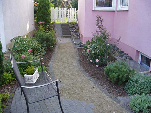 Größenverhältnisse wie in diesem schmalen Gartenbereich müssen gut ...